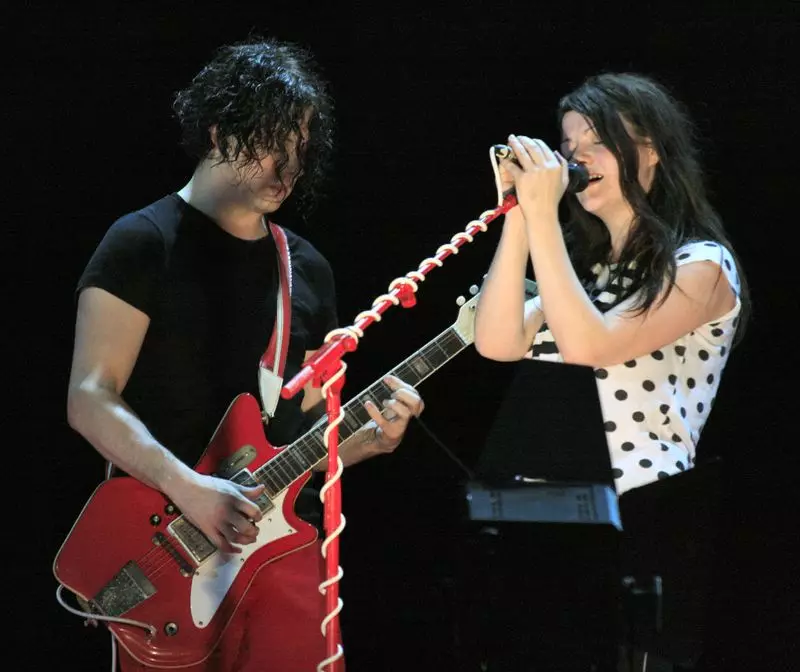 The White Stripes ຮ້ອງເພງ We Are Go To Be Friends on Conan