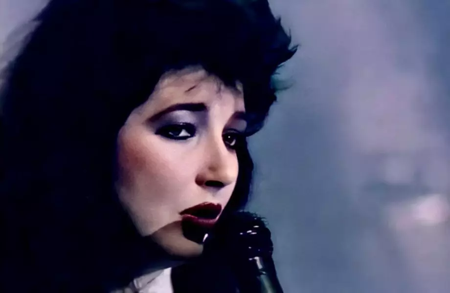 اجرای زنده کیت بوش از "Hounds of Love" محصول سال 1986