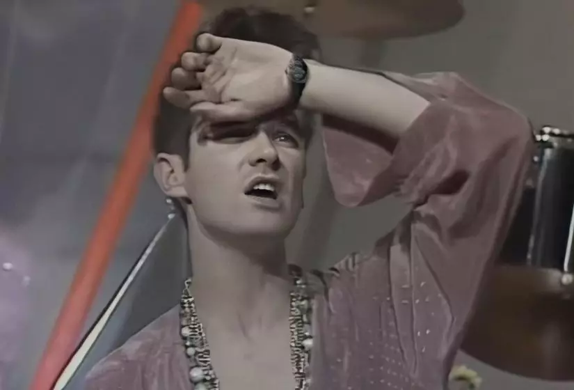 Komedya nga footage sa The Smiths lip-syncing 'This Charming Man'