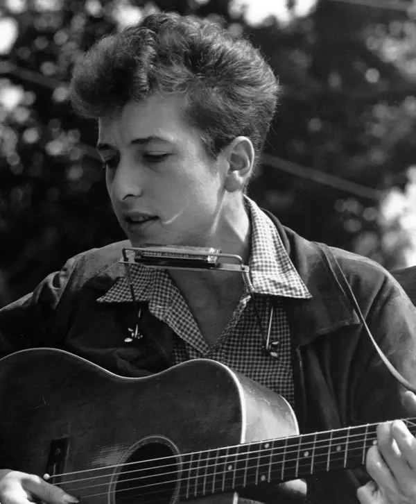 Bob Dylan cara yekem 'Hurricane' pêk tîne, 1975