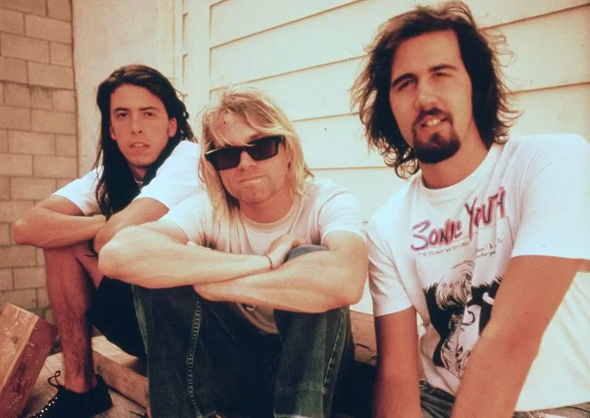 Saib Nirvana's TV debut nrog 'Smells Like Teen Spirit'