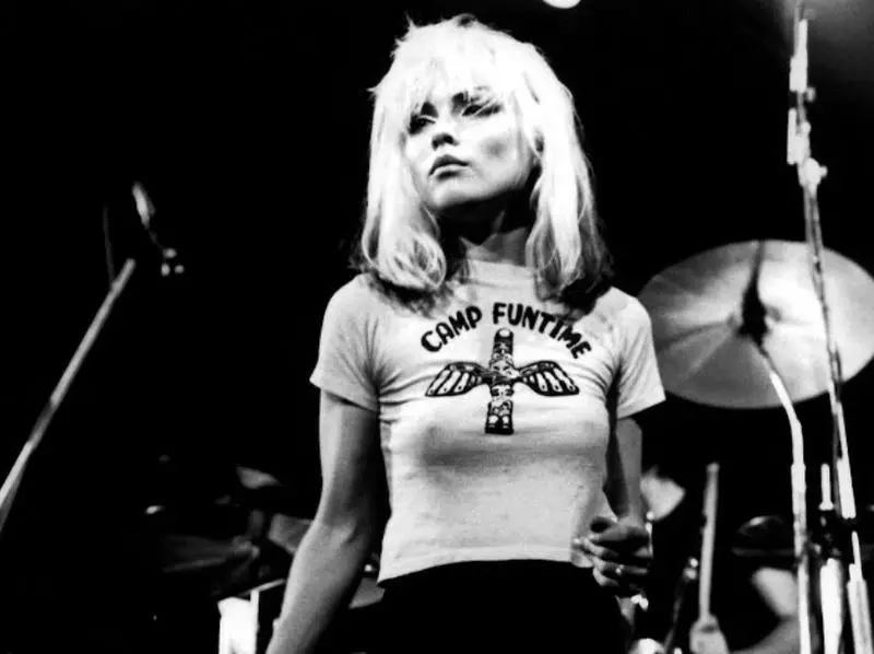 Debbie Harry de Blondie estis seksperfortita tranĉilo en la 1970-aj jaroj