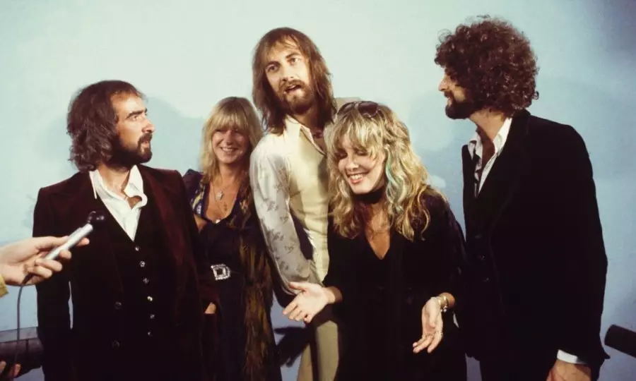 Malofta filmaĵo de Fleetwood Mac provludante "Go Your Own Way"