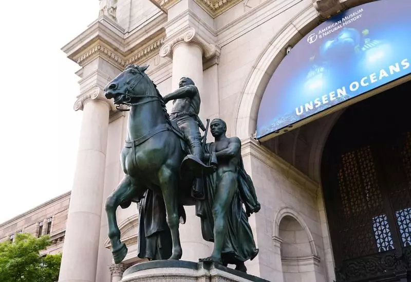 Museum Sejarah Alam New York pikeun ngahapus patung Theodore Roosevelt