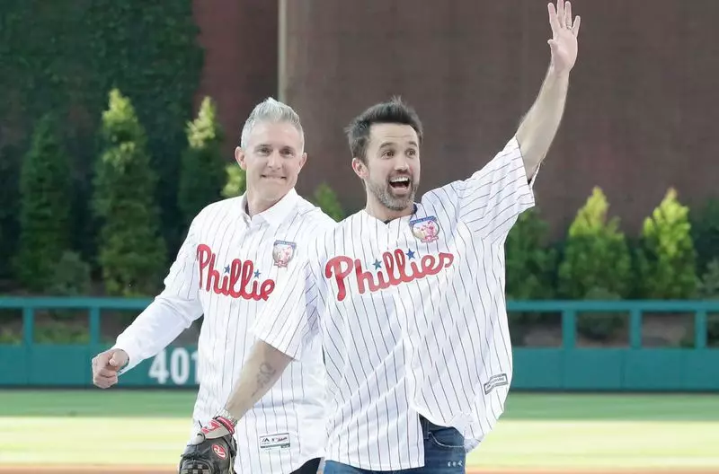 Mac från "It's Always Sunny in Philadelphia" spelar catch med Chase Utley