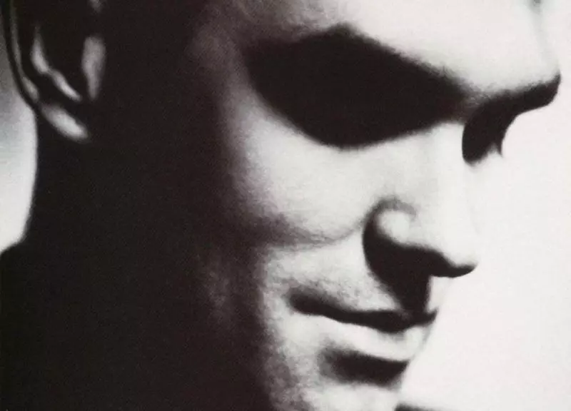 Morrissey debuterar "Suedehead" på sin första soloshow, 1988