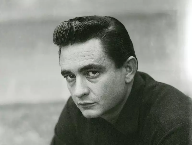Johnny Cash 的歌曲“Ring of Fire”的 5 首最佳翻唱。