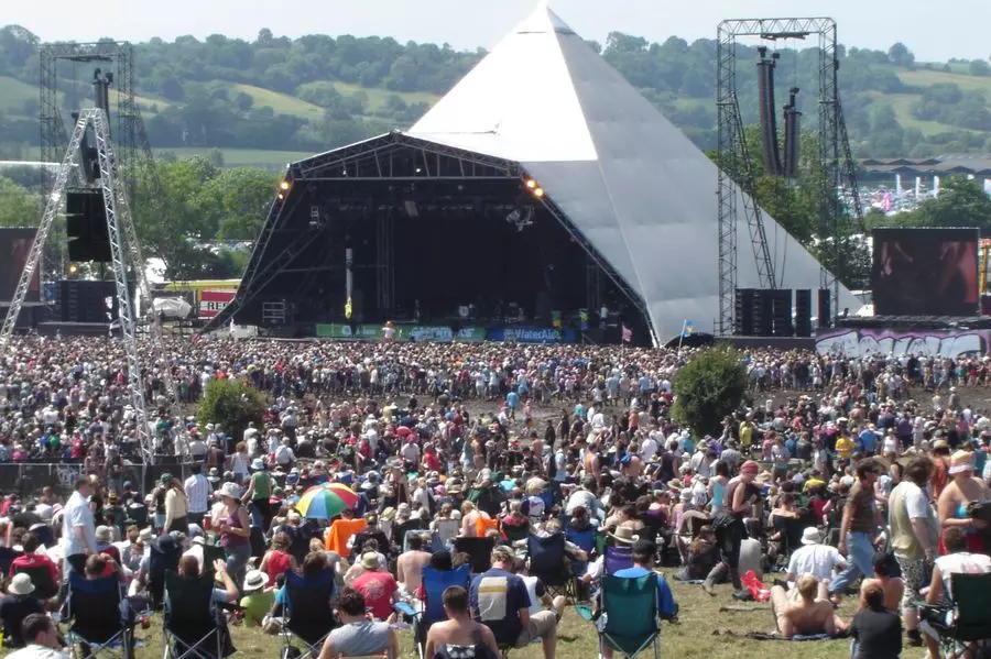 Glastonbury Festival ভাগ করে স্টেজ-বাই-স্টেজ প্লেলিস্ট