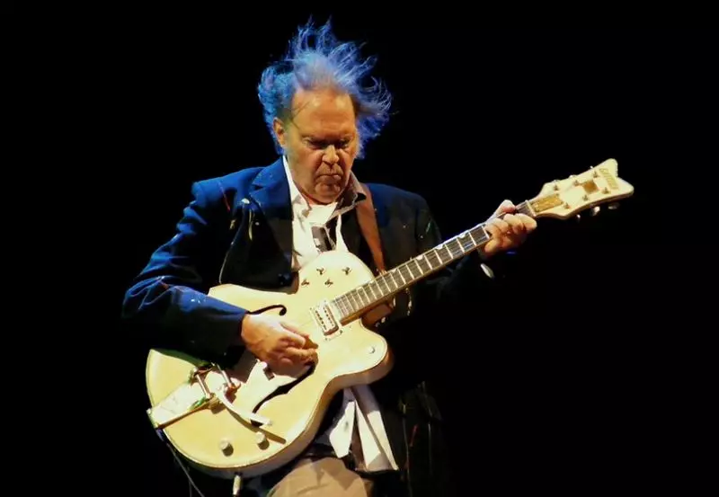 Neil Young está eliminando os inicios de sesión de Facebook e Google do seu sitio web