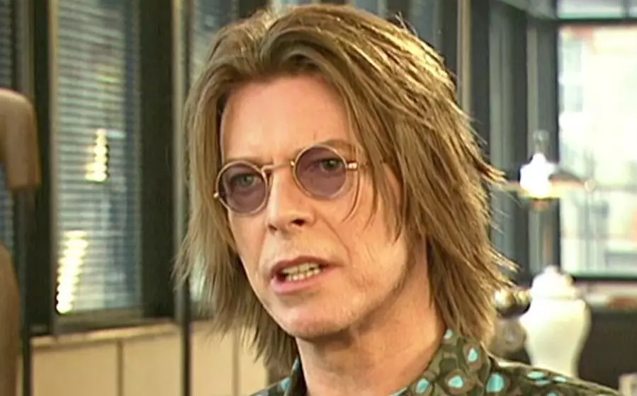 Gitagna ni David Bowie ang labing maayo ug labing daotan nga mga bahin sa Internet
