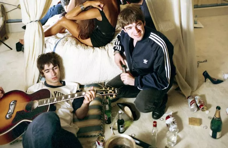 Liam ۽ Noel Gallagher 'Rol With It' تي جڳهن کي مٽايو