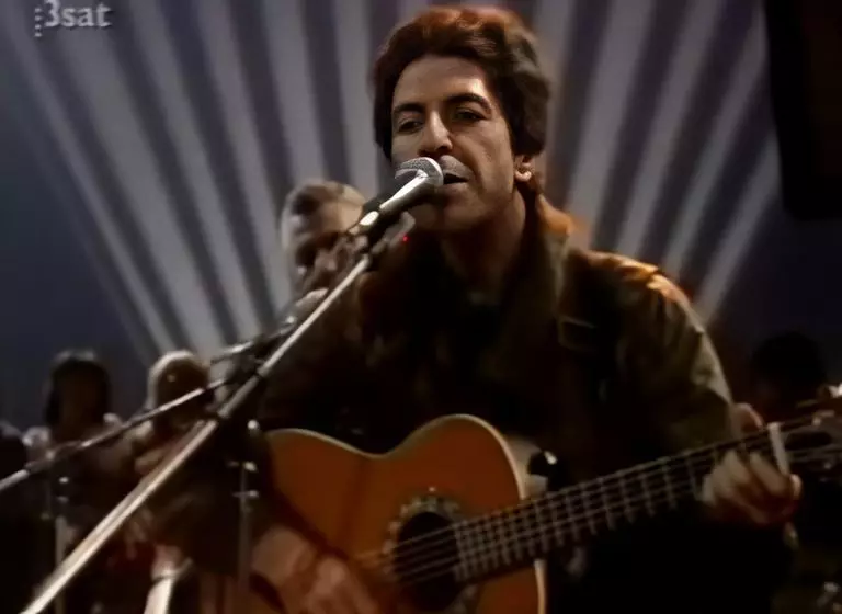 Leonard Cohen singt im deutschen Fernsehen „Famous Blue Raincoat“.